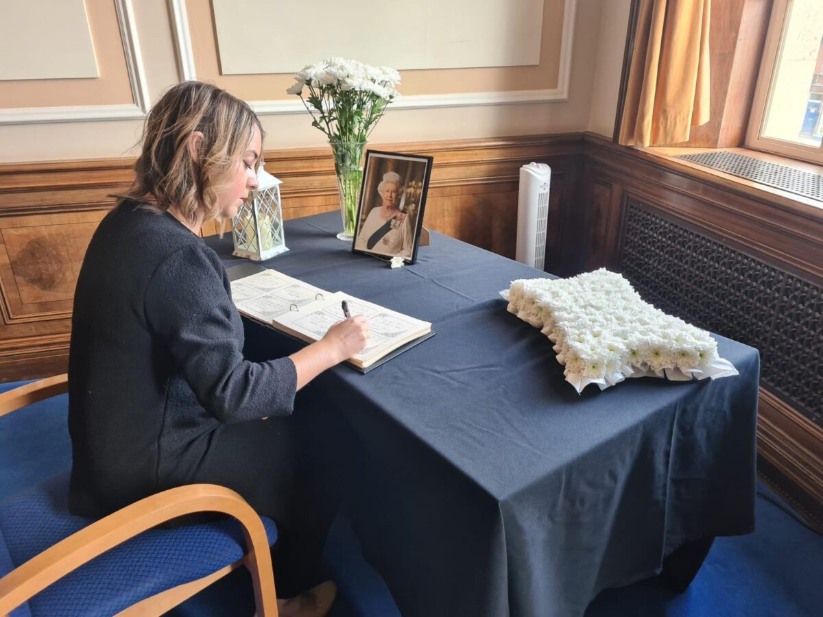 Stephanie Signs the Book of Condolences in Barnsley Town Hall ...
